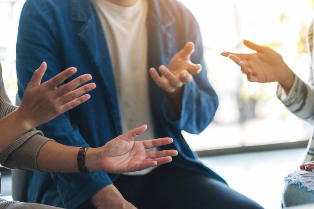 Ti tocchi sempre le mani quando parli? Ecco perché lo fai secondo la ...
